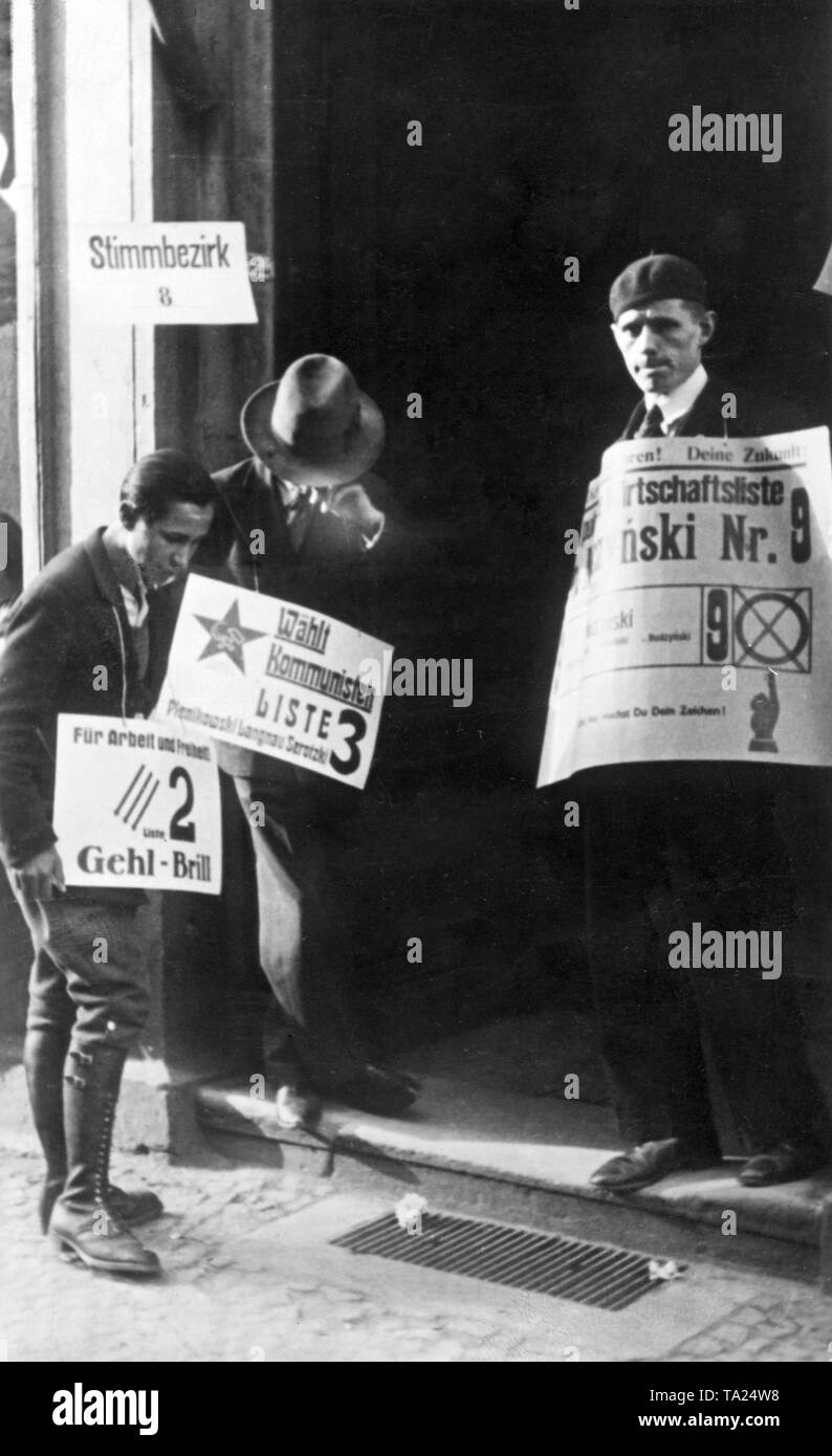Communist poster 1935 Black and White Stock Photos & Images - Alamy