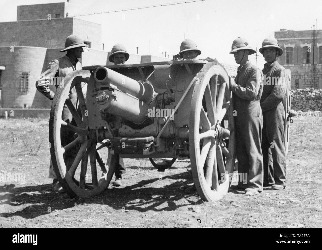 Picture from the 1930s: British soldiers with a gun during the Arab ...