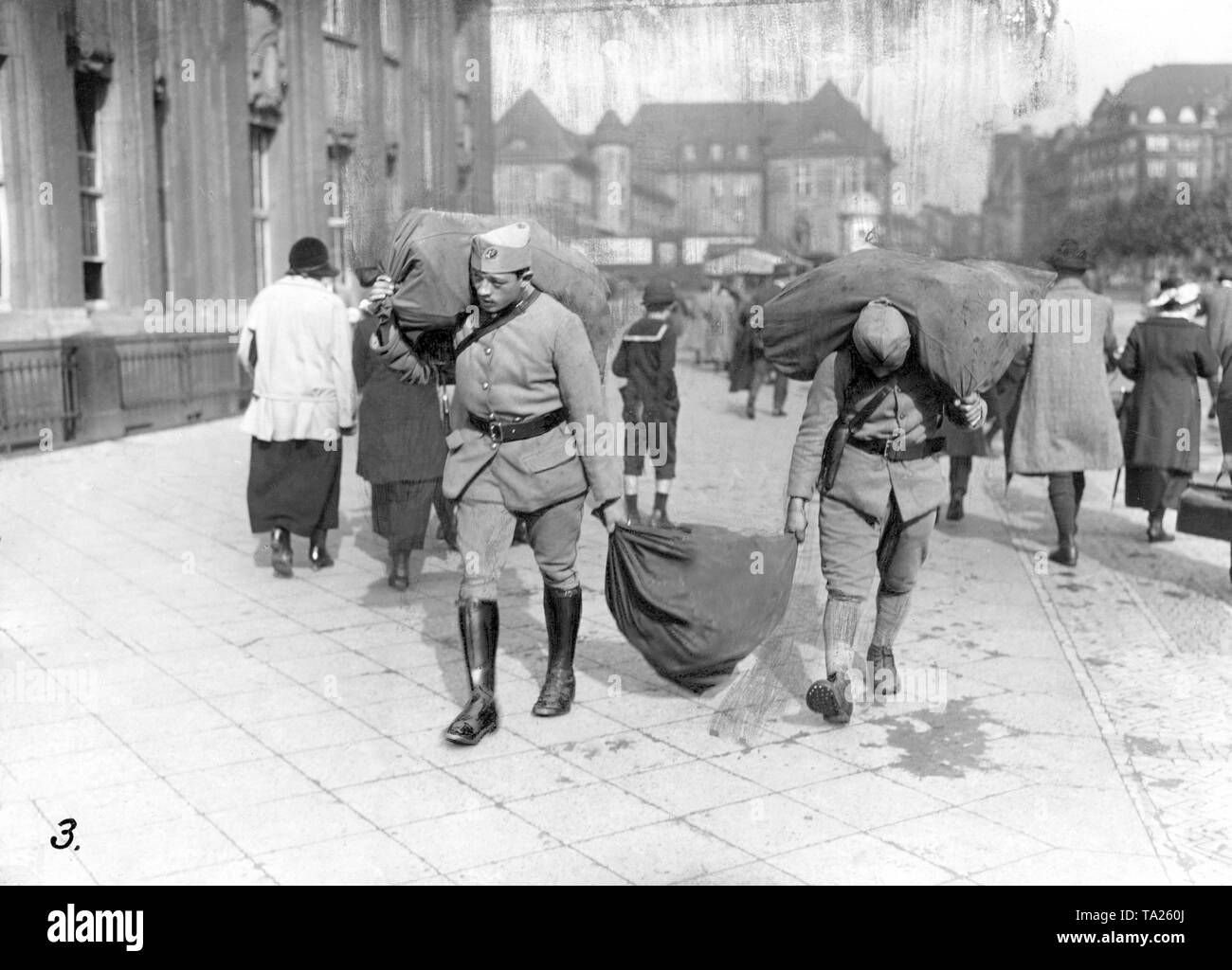 These two members of the French occupation force leave the Ruhr area ...