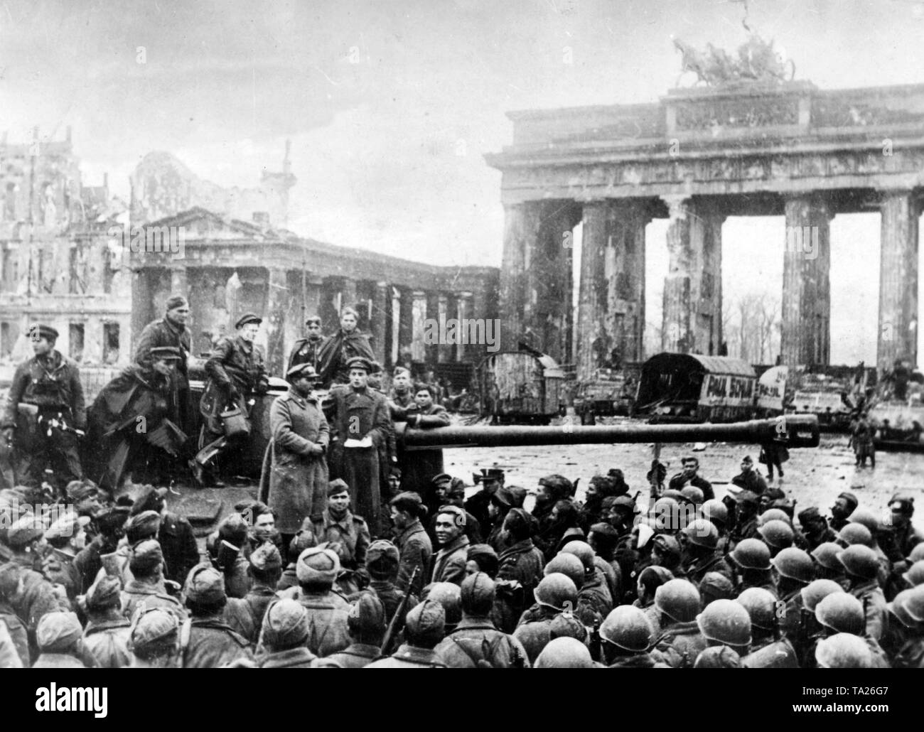 Soviet tanks berlin 1945 Black and White Stock Photos & Images - Alamy