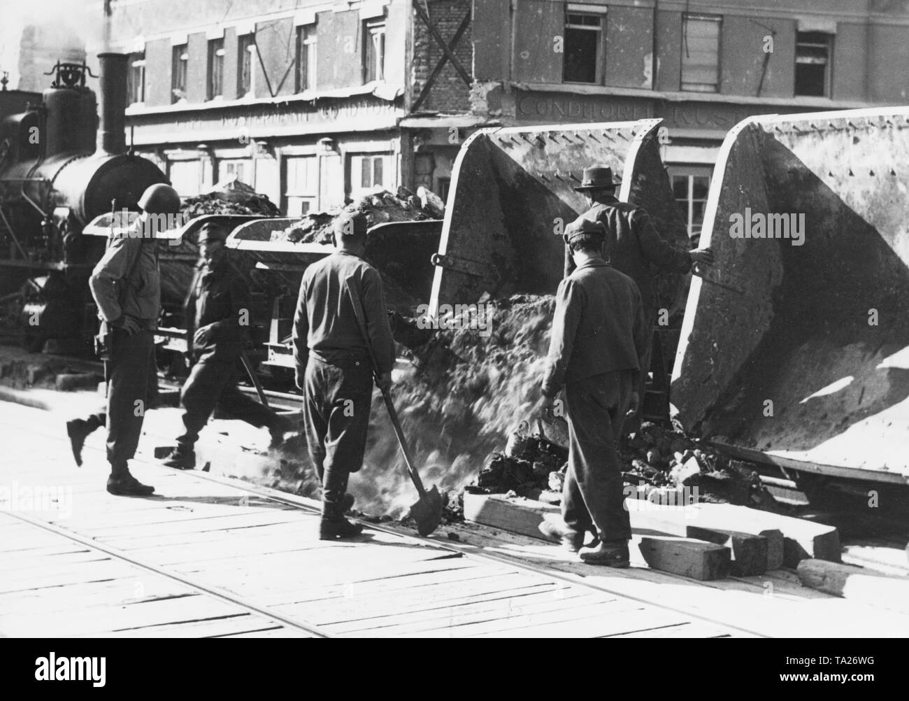 German ruins 1945 hi-res stock photography and images - Alamy