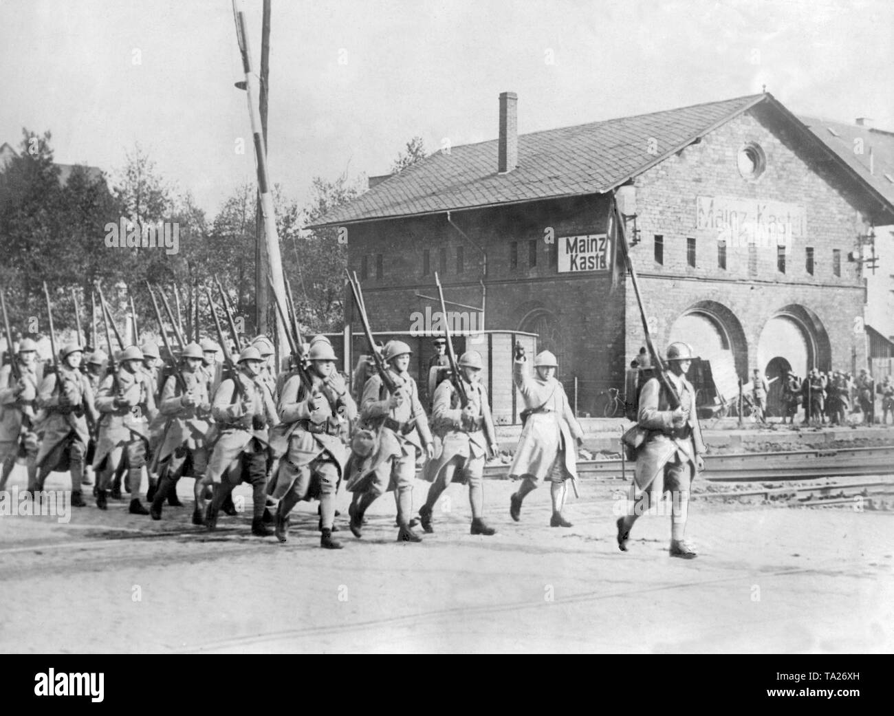 These soldiers are clearing their barracks in the Mainz-Kastel district ...
