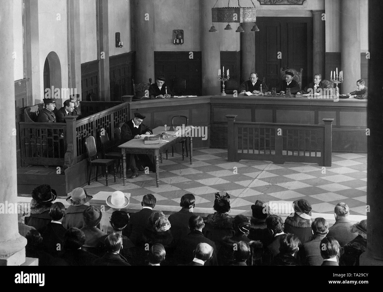 Court scene hi-res stock photography and images - Alamy