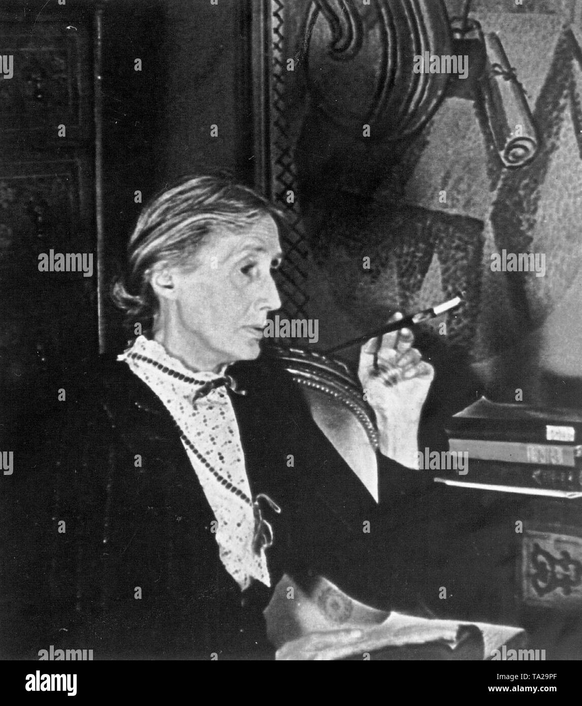 Cigarette holder smoking Black and White Stock Photos & Images - Alamy