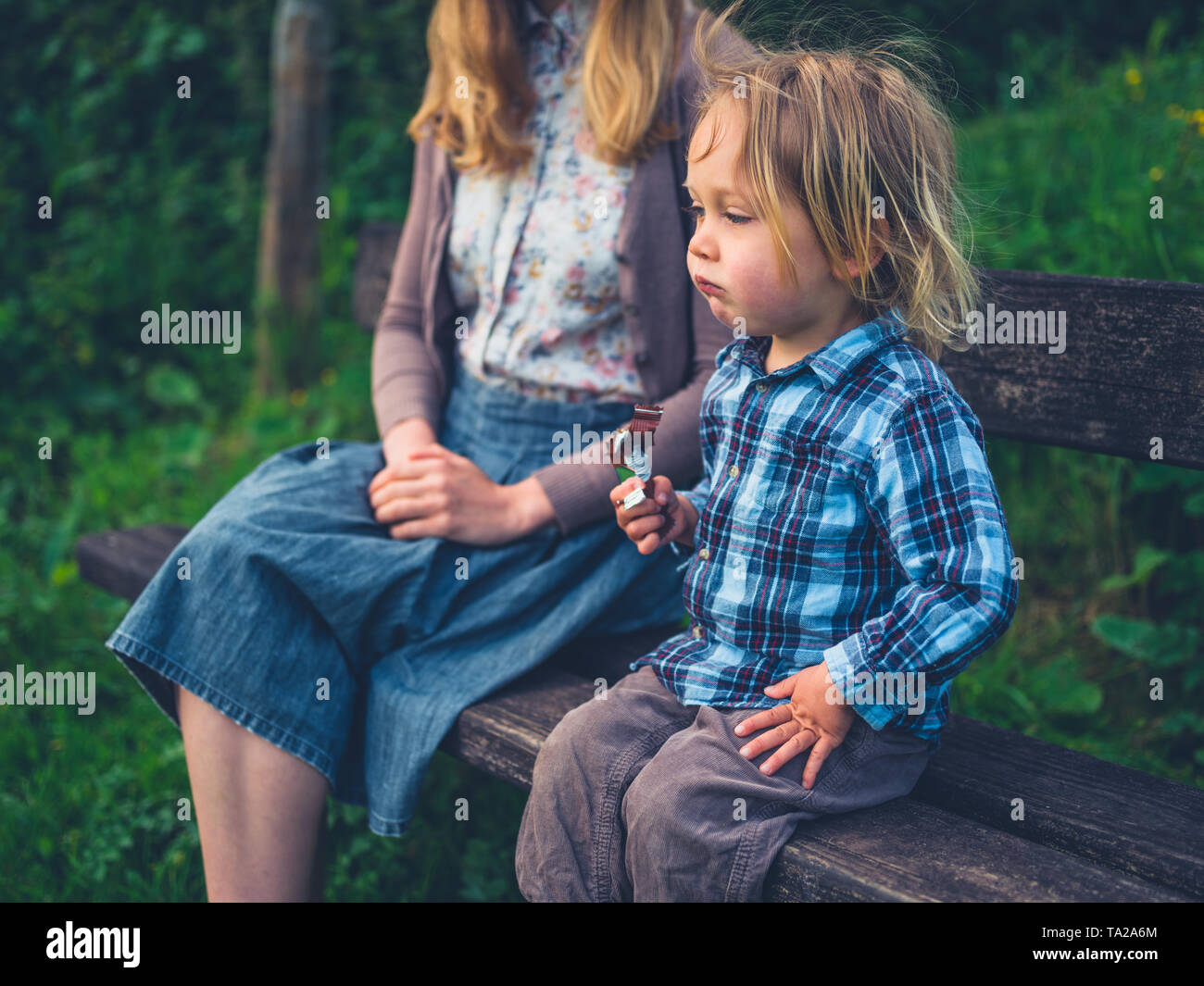 Family eating park bench hi-res stock photography and images - Alamy