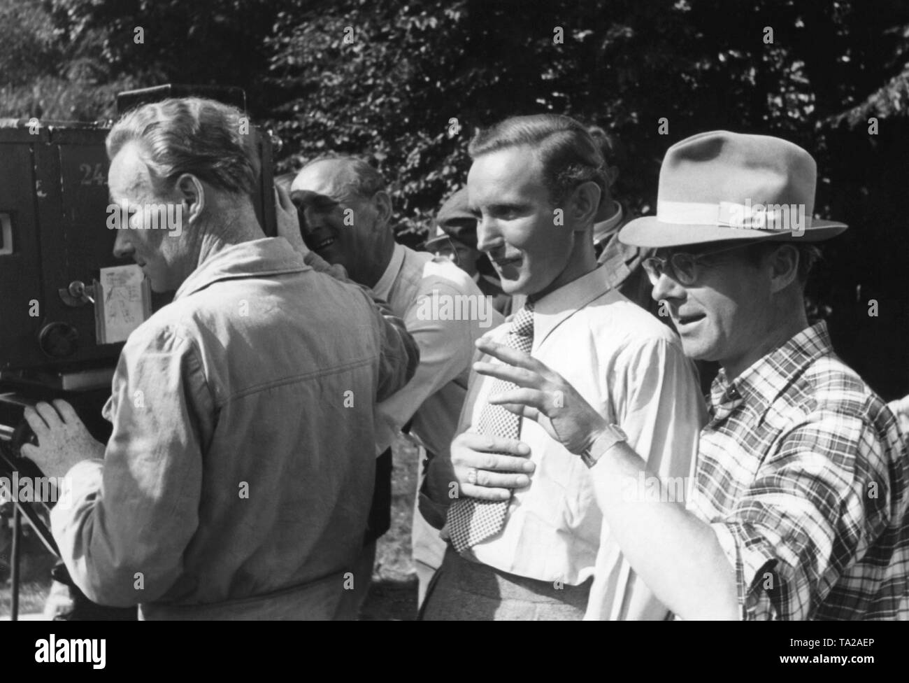 Heinz Ruehmann (right) rehearses in his function as director of the ...