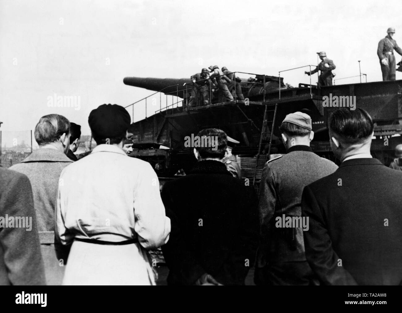Foreign reporters watching a German railroad gun at the Atlantic Wall ...