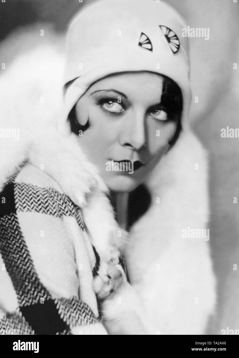 Woman with a decorated cloche hat. She wears fur around her neck Stock ...