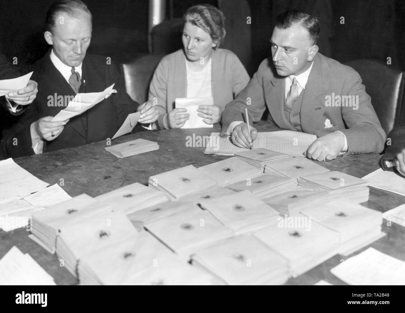 Counting of vote Black and White Stock Photos & Images - Alamy