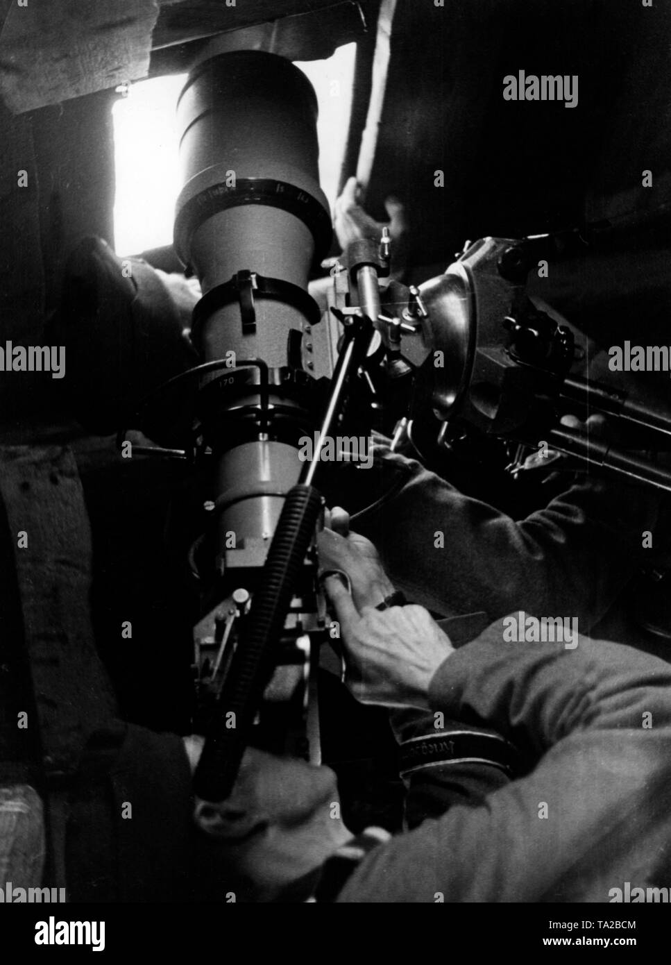 Film cameraman 1940s hi-res stock photography and images - Alamy