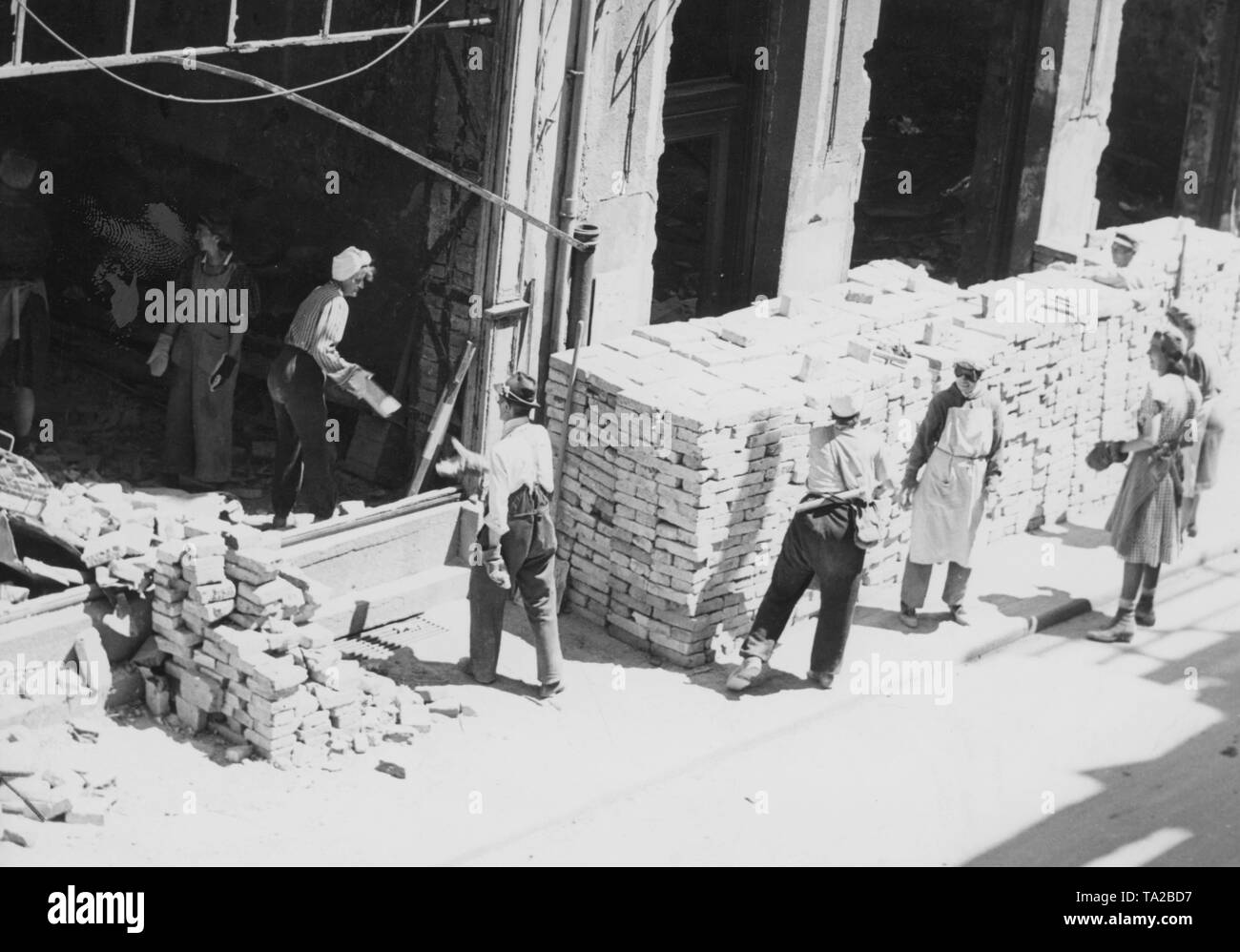 Women help clearing the rubble in Munich Stock Photo - Alamy