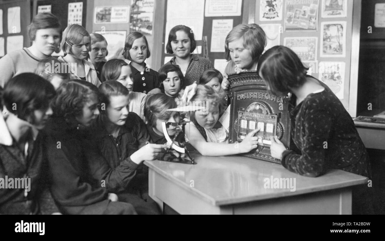 1930s school girls hi-res stock photography and images - Alamy