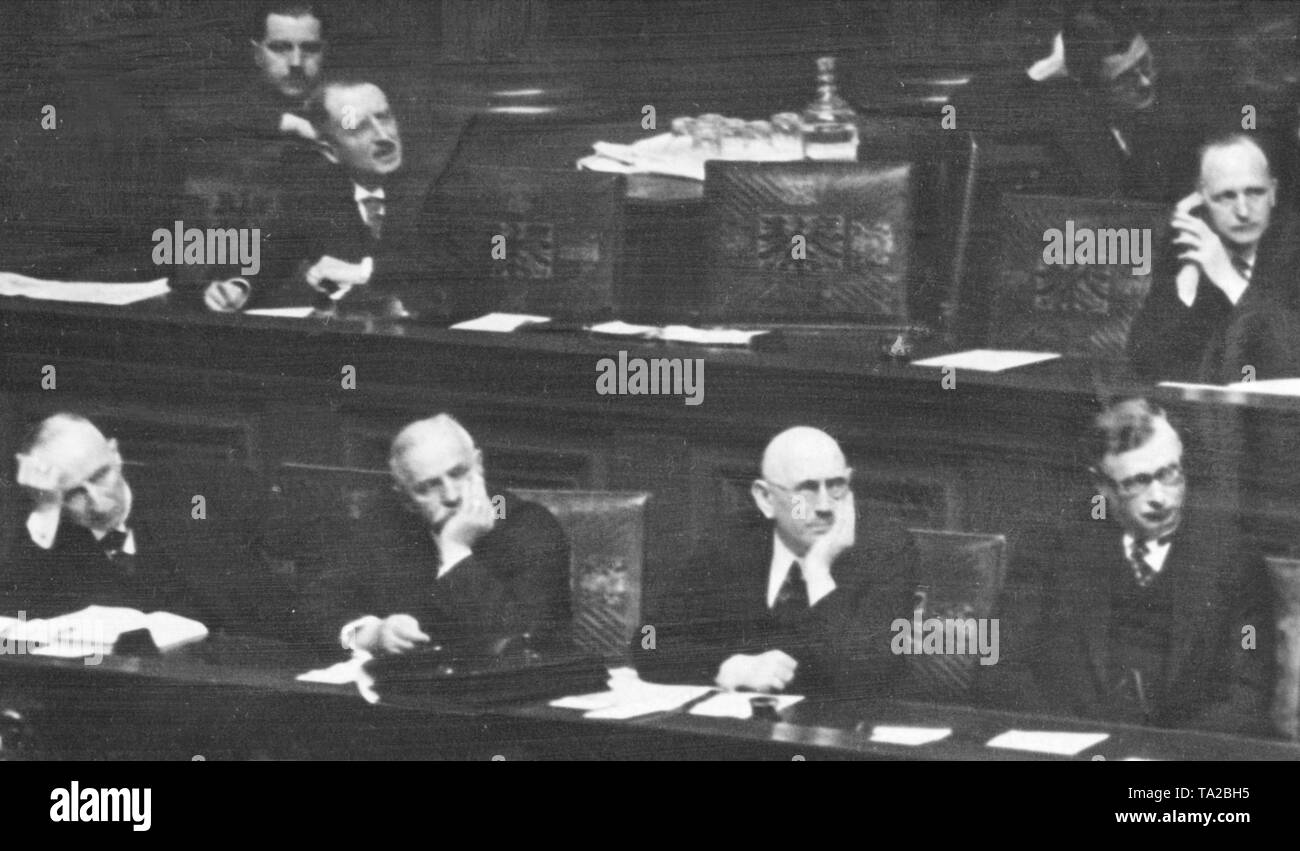 On the government benches of the Reichstag, the ministers follow the ...
