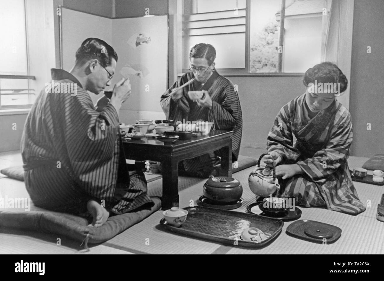 Eat on floor and japan hi-res stock photography and images - Alamy