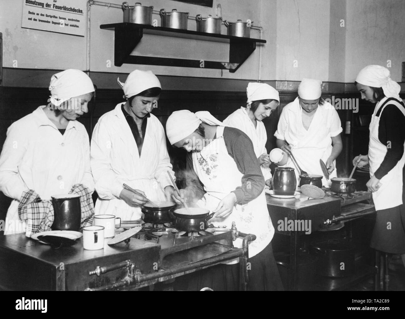 1930s cooker Black and White Stock Photos & Images - Alamy