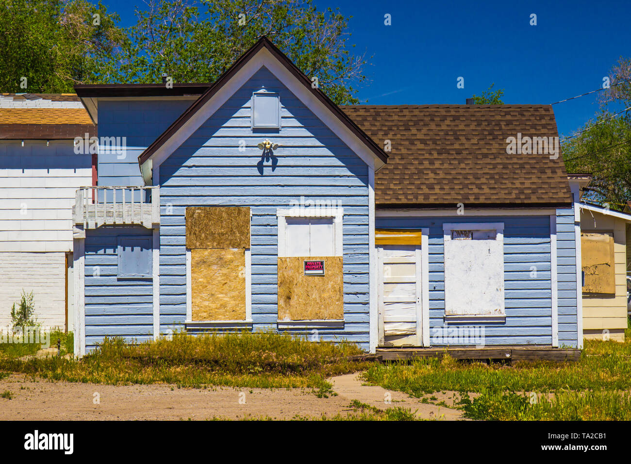 Abandoned One Story Home With Boarded Up Windows Stock Photo - Alamy