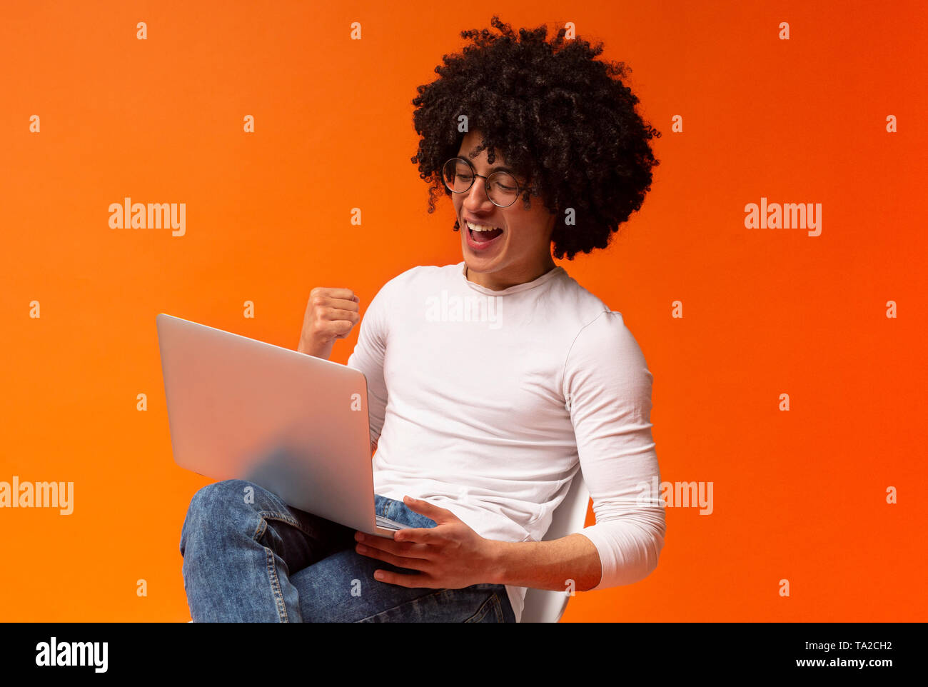 Guy cheering hi-res stock photography and images - Alamy