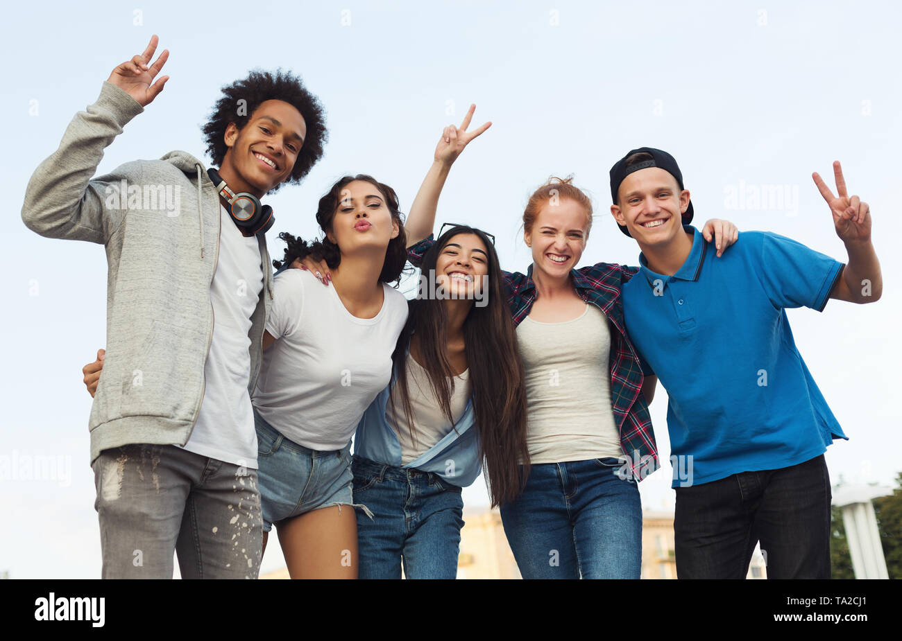 Happy smiling group youth teens hi-res stock photography and images - Alamy