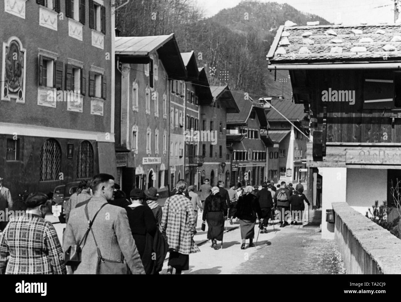 Vacationers of the Nazi organization "Kraft durch Freude" ("Strength ...