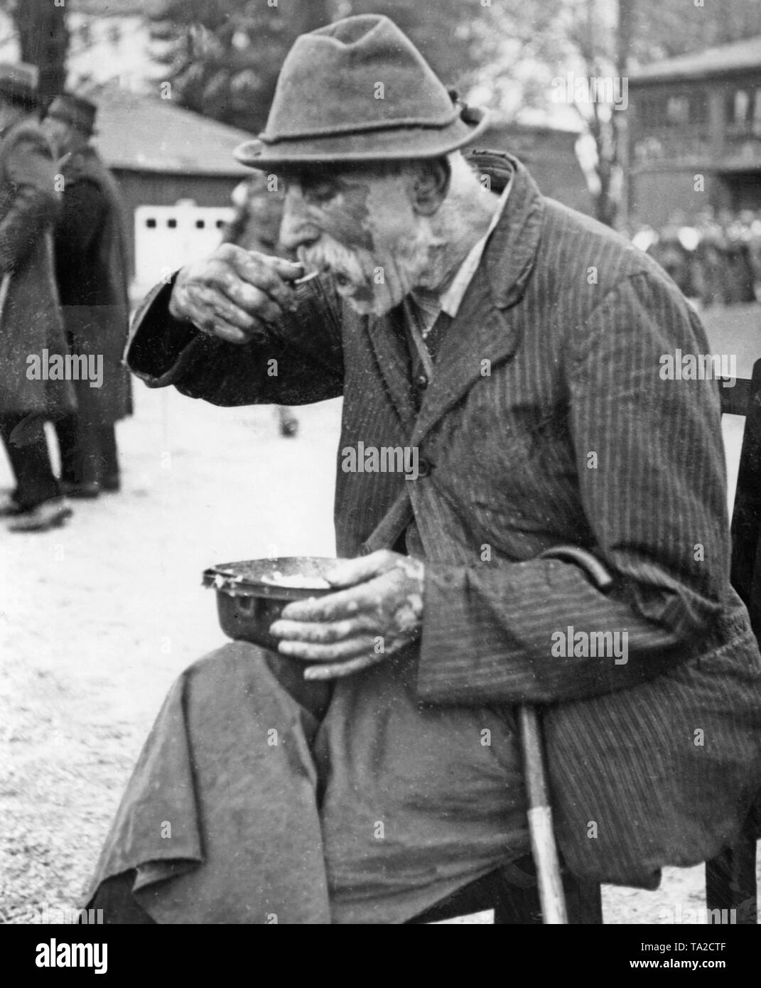 Food distribution history hi-res stock photography and images - Alamy