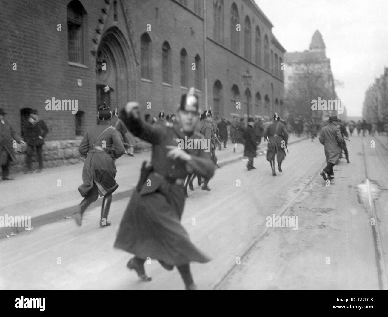 Straitwalking hi-res stock photography and images - Alamy