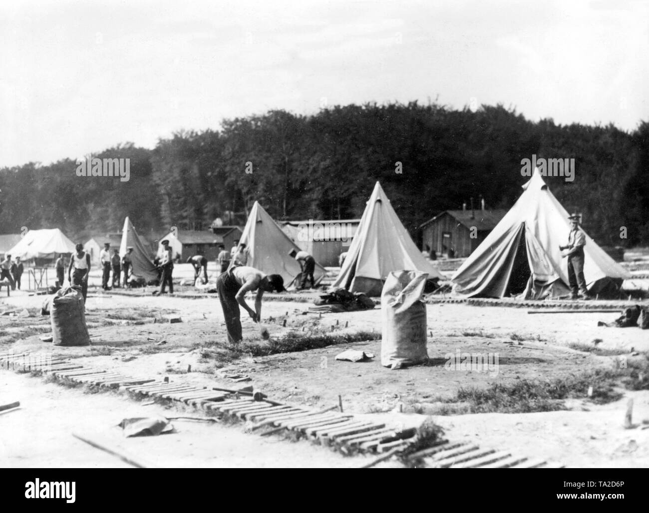 English soldiers set up their camp (Undated photo Stock Photo - Alamy