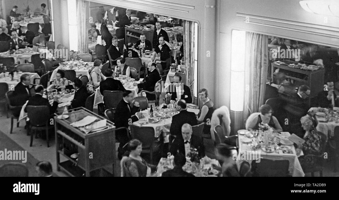 Passengers of the fast steamer "Bremen" in the dining room of the first ...