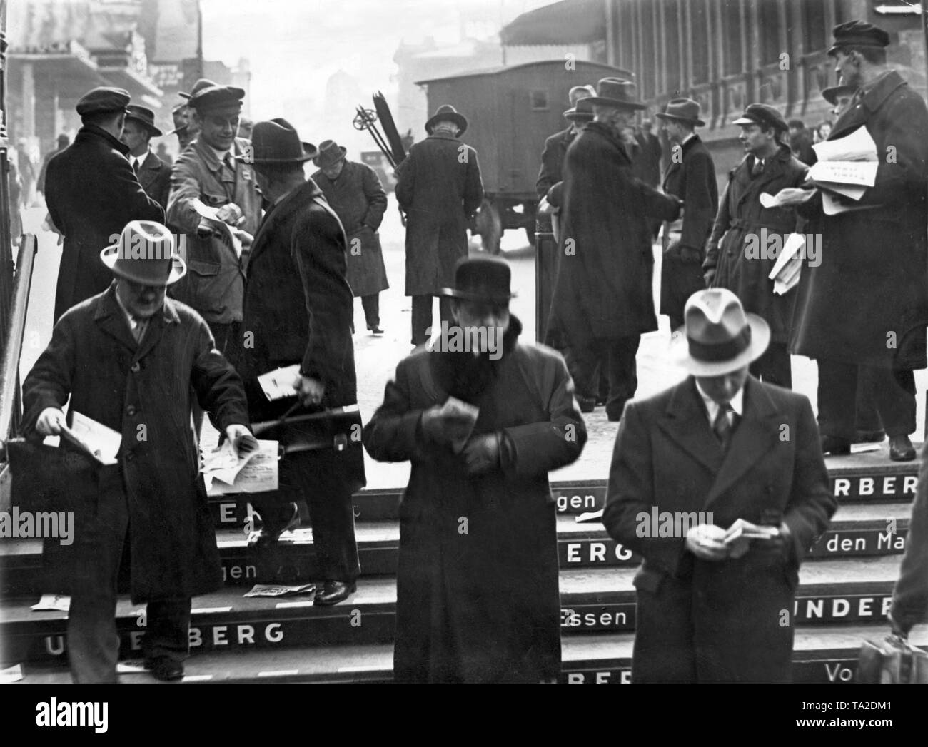People read flyers on the occasion of the Reichstag election campaign ...