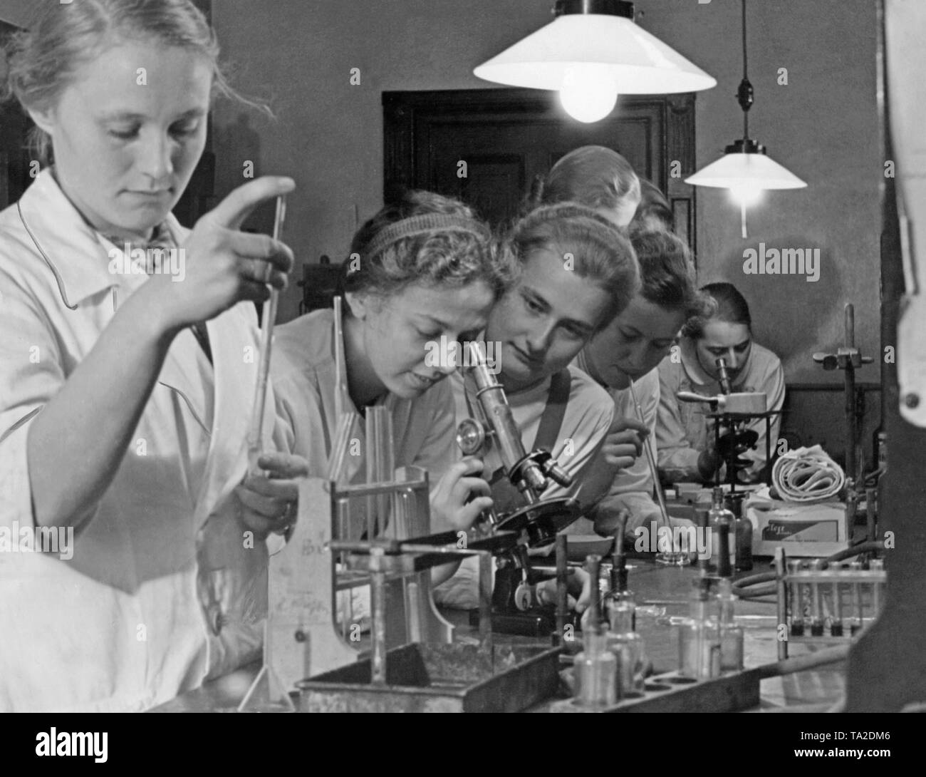 Female college students 1930s hi-res stock photography and images - Alamy