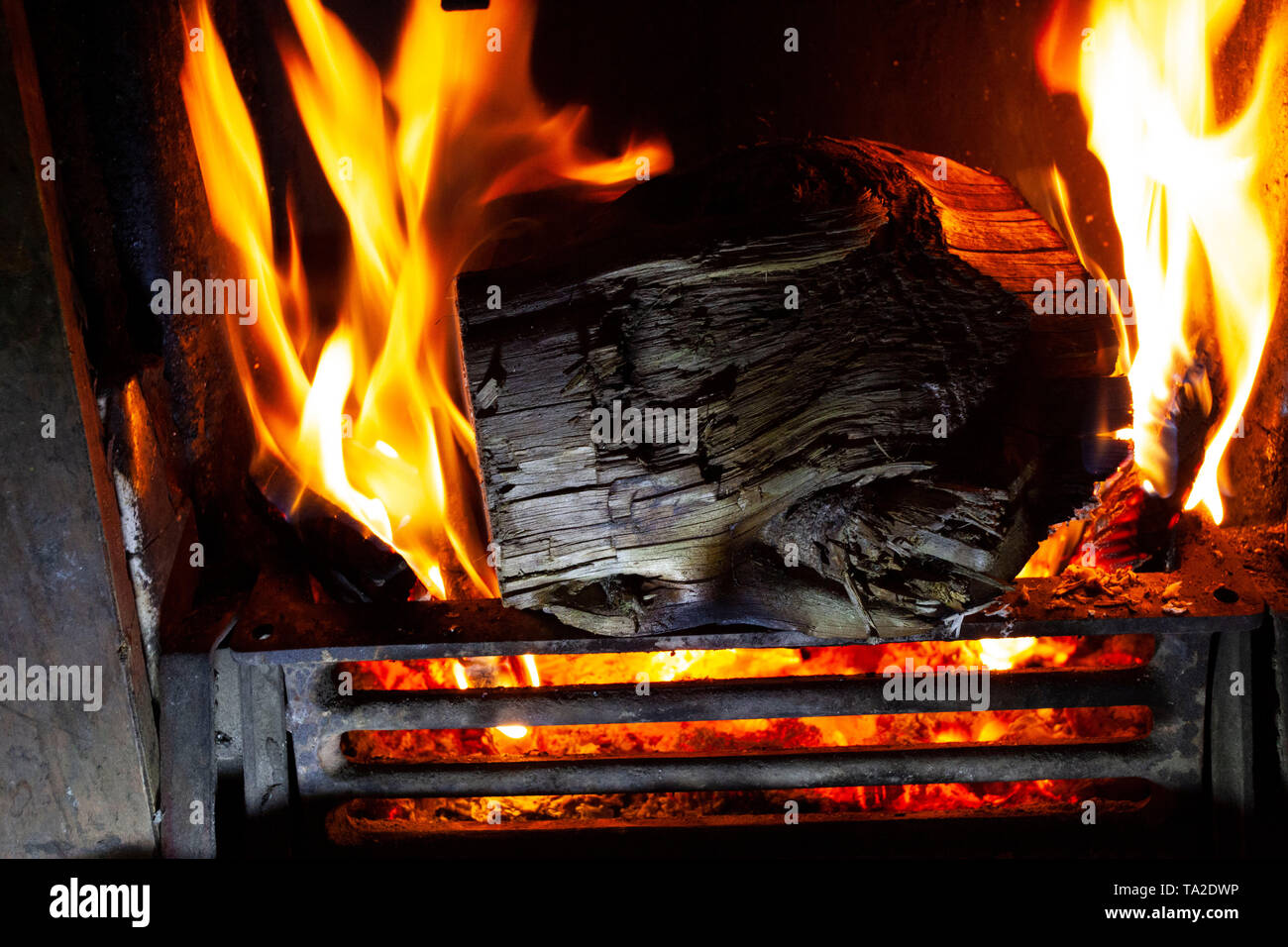 Log fire room hi-res stock photography and images - Alamy