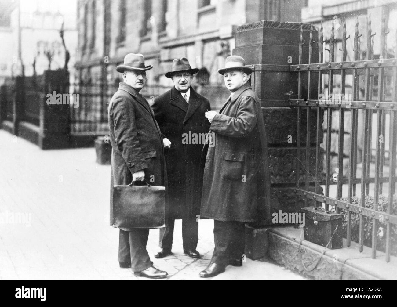 The photo shows the medalist Professor Brahn (middle), who stands with ...