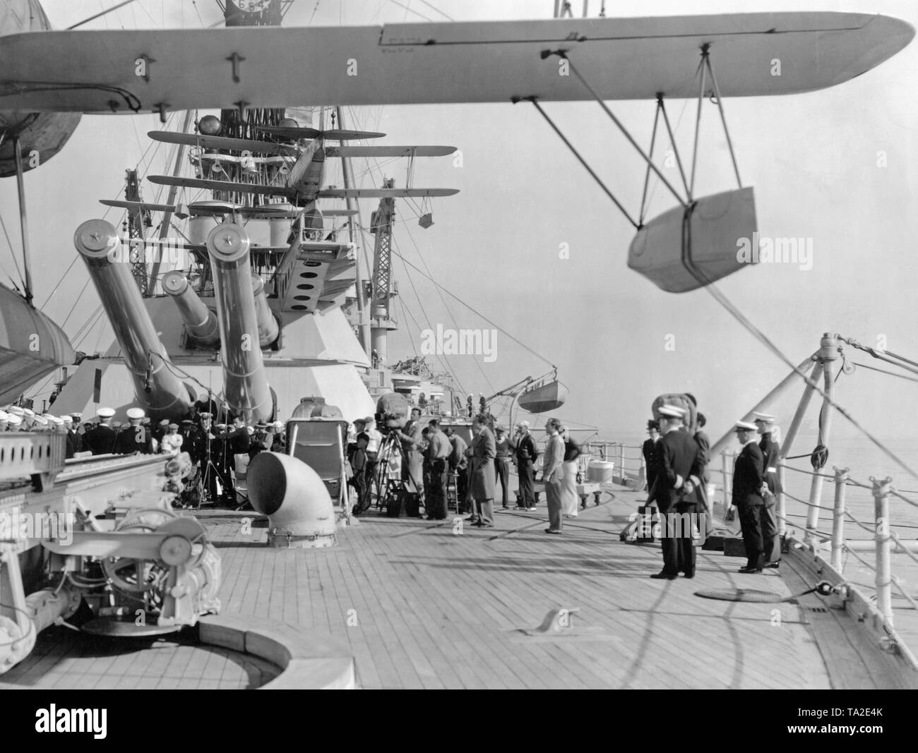 American warship hi-res stock photography and images - Alamy