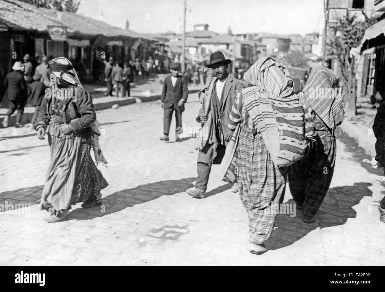 Poverty woman 1920s hi-res stock photography and images - Alamy