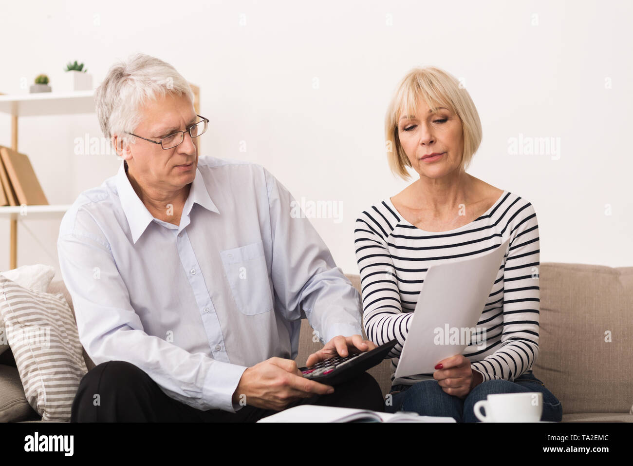 Stressed senior couple hi-res stock photography and images - Alamy
