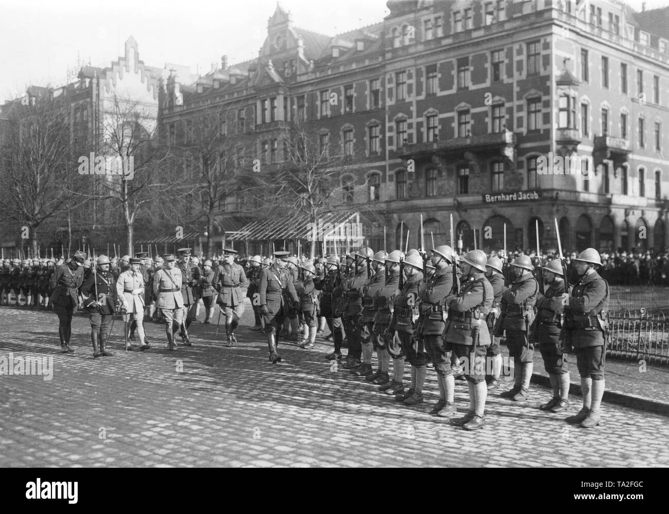 French military parade hi-res stock photography and images - Alamy