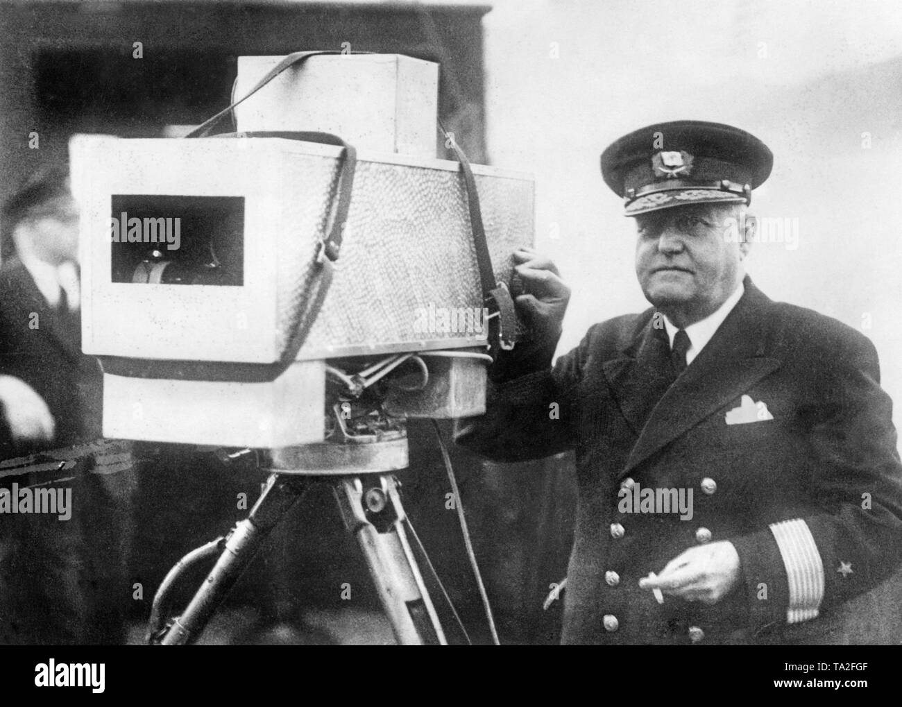 Camera ships hi-res stock photography and images - Alamy