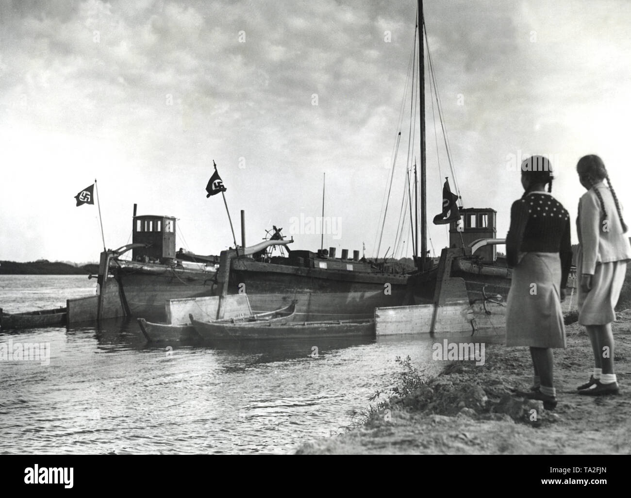 On the election day of the Memelland Landtag, two children watch the ...