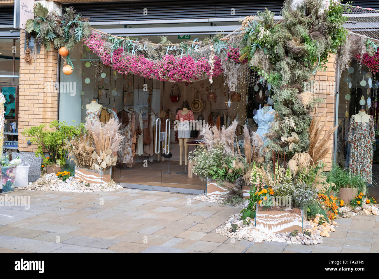 Fashion at chelsea flower show hi-res stock photography and images - Alamy
