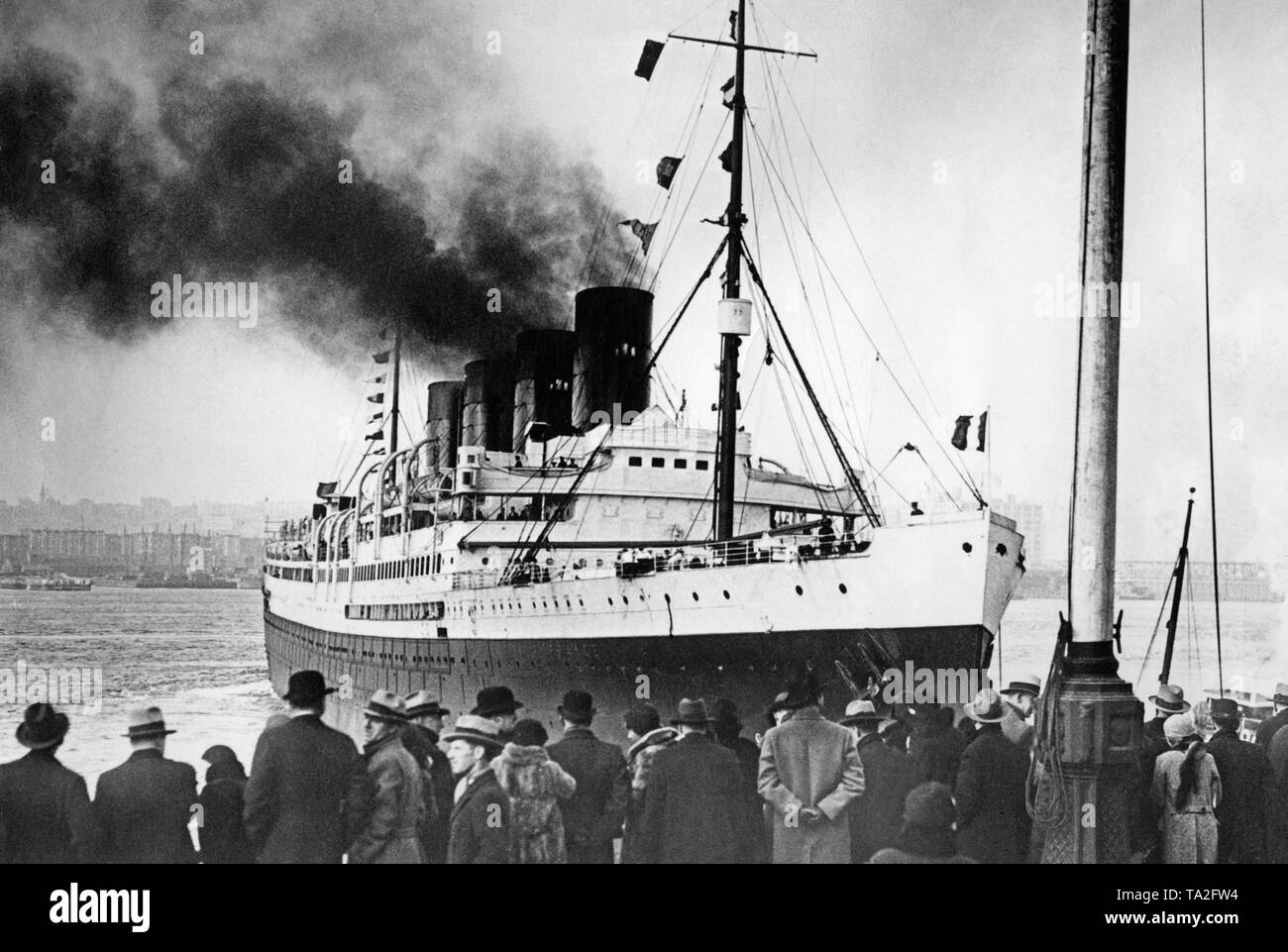 Passenger ships 1920s hi-res stock photography and images - Alamy