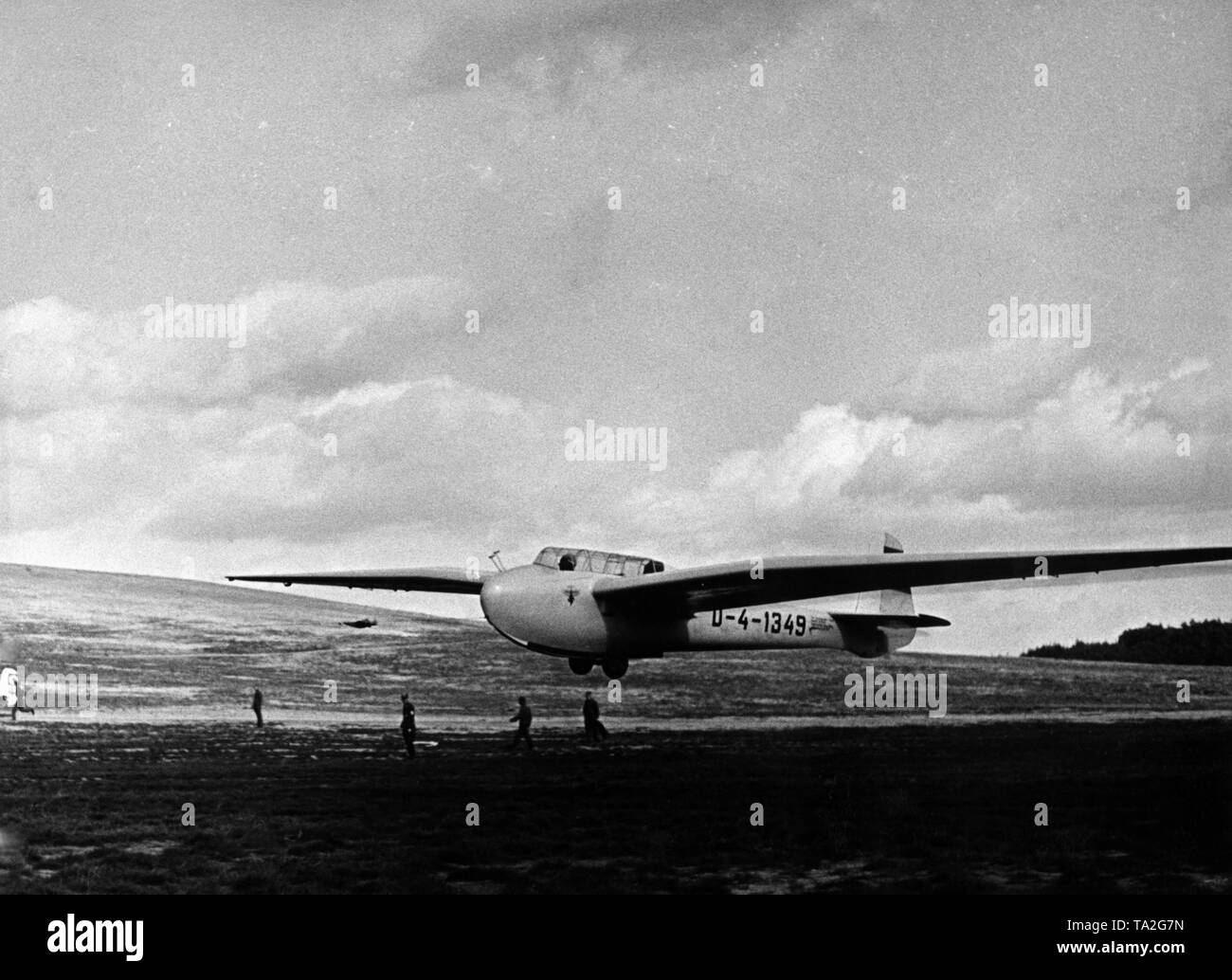 The glider "DFS Kranich" is made ready for being pulled with a rope ...