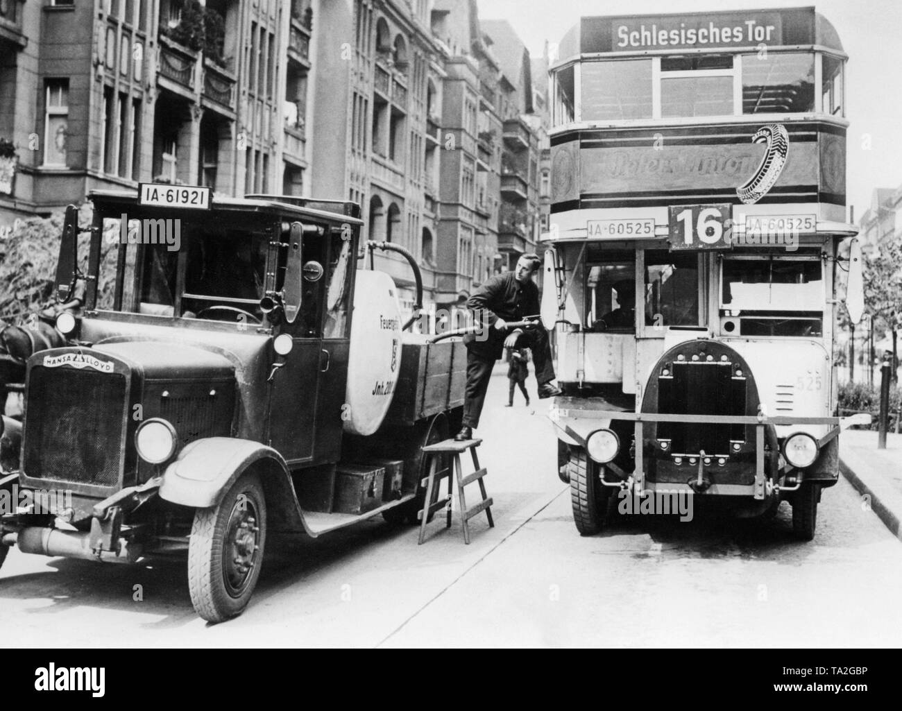 A tanker refueling a bus at its final stop in Waldstrasse in Berlin ...