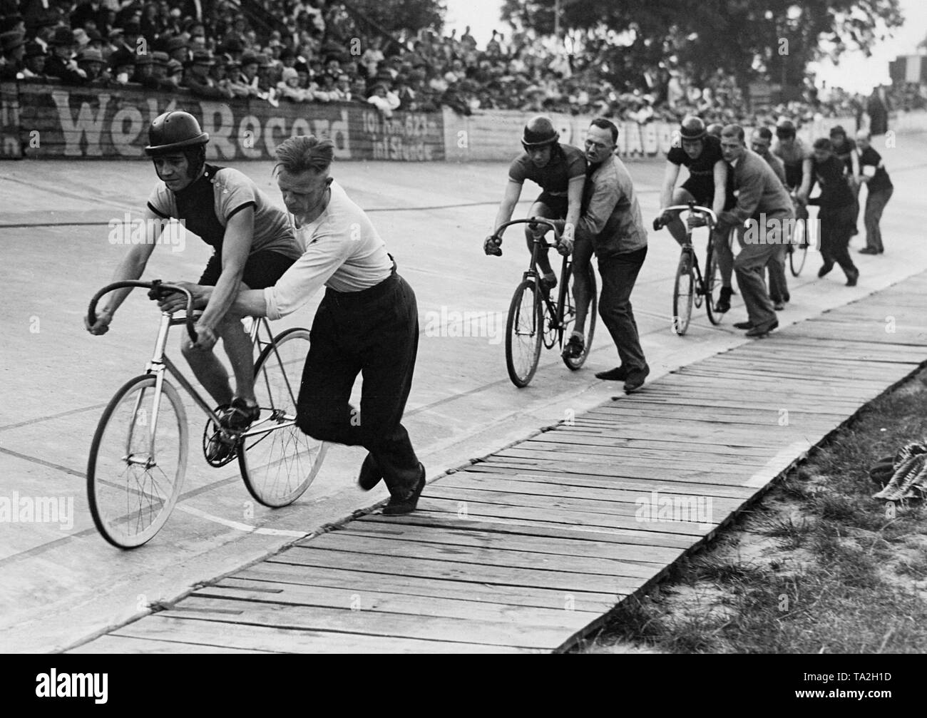 Cycling race track hi-res stock photography and images - Alamy