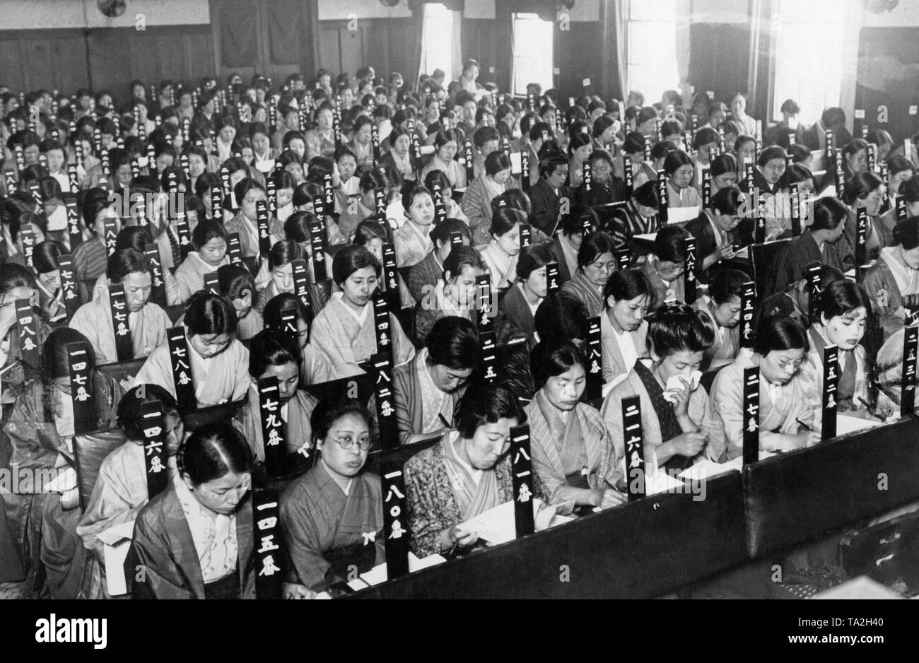 Japan people 1930s hi-res stock photography and images - Alamy
