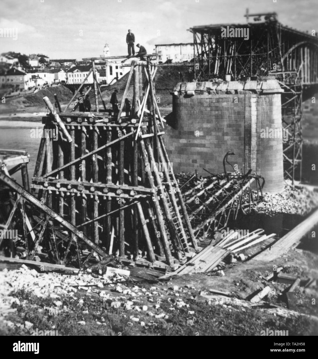 Workers construct wooden bridge Black and White Stock Photos & Images ...