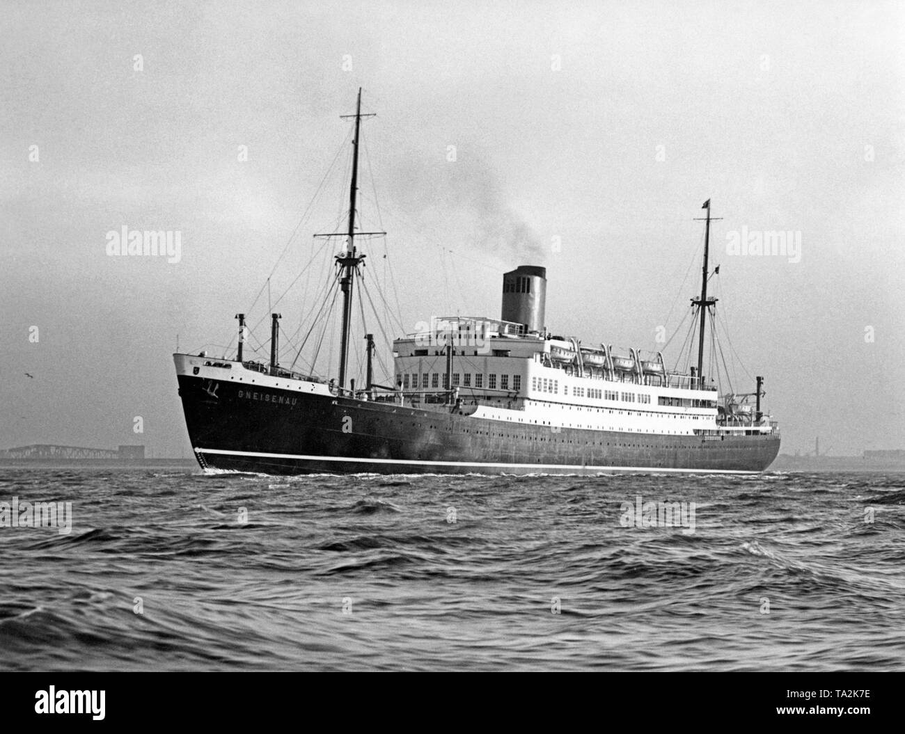 The turbine steamer "Gneisenau" of the Norddeutscher Lloyd before her ...