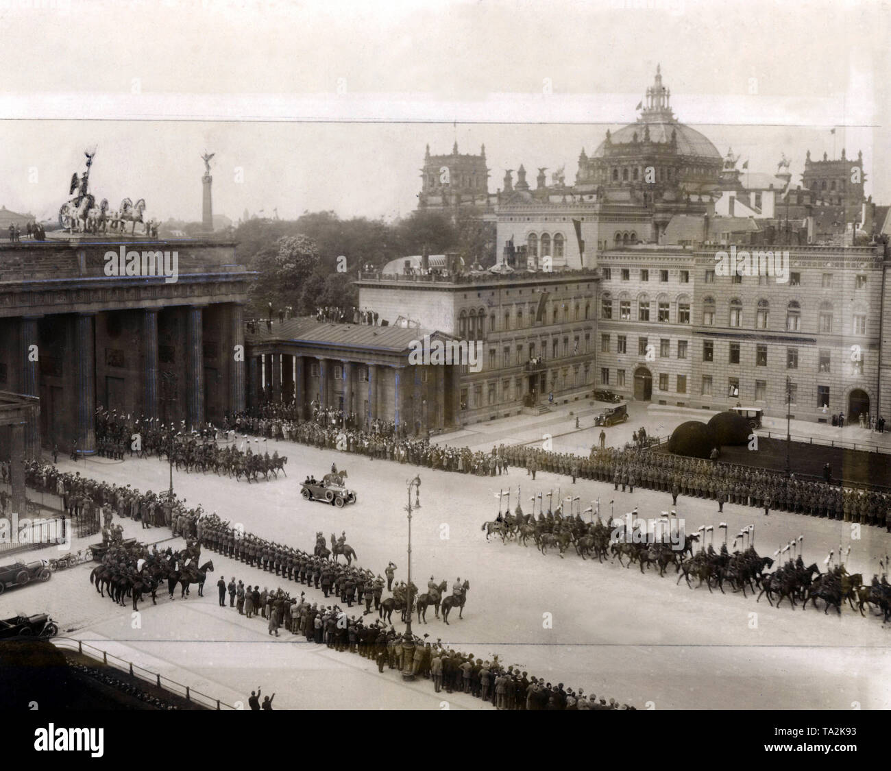 Entry of the newly elected President of the Reich, Paul von Hindenburg ...