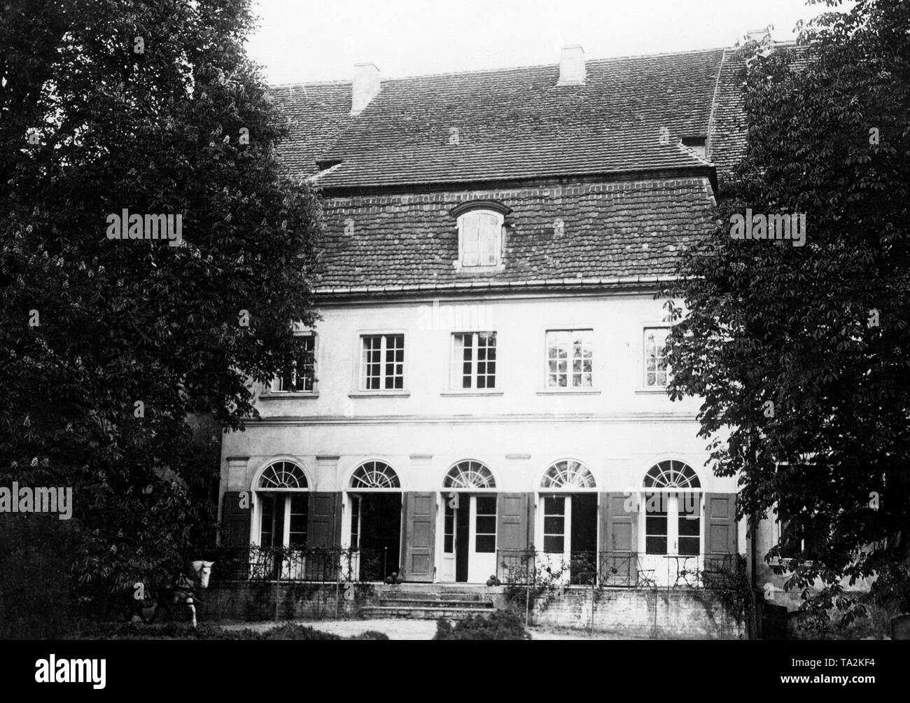 The Harnekop Castle (Monchoix Castle) in Harnekop, Prussia. From 1932 ...