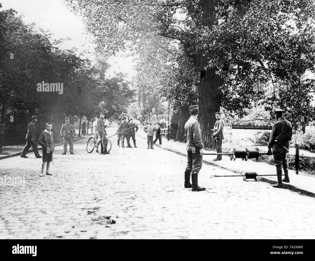 Soldiers of the border guards equip the building of the German border ...