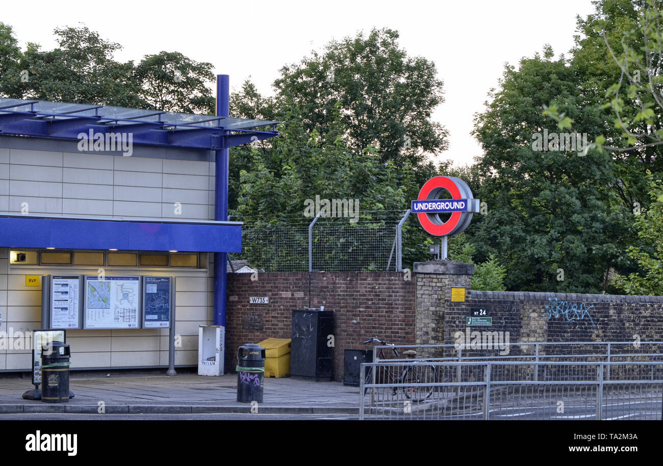 Colindale tube station hi-res stock photography and images - Alamy