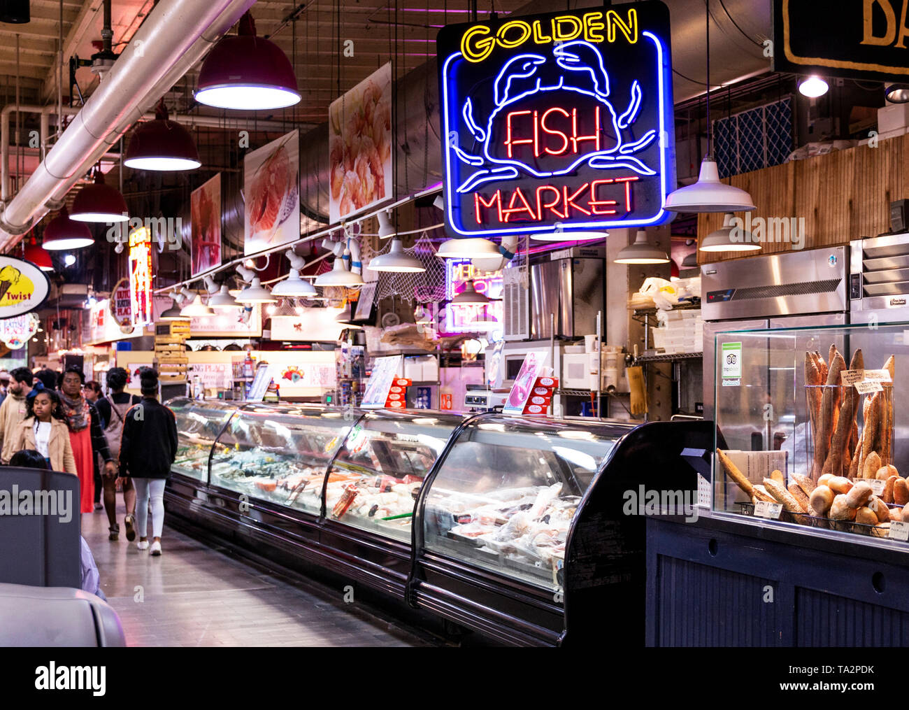 Family grocery store reading hi-res stock photography and images - Alamy